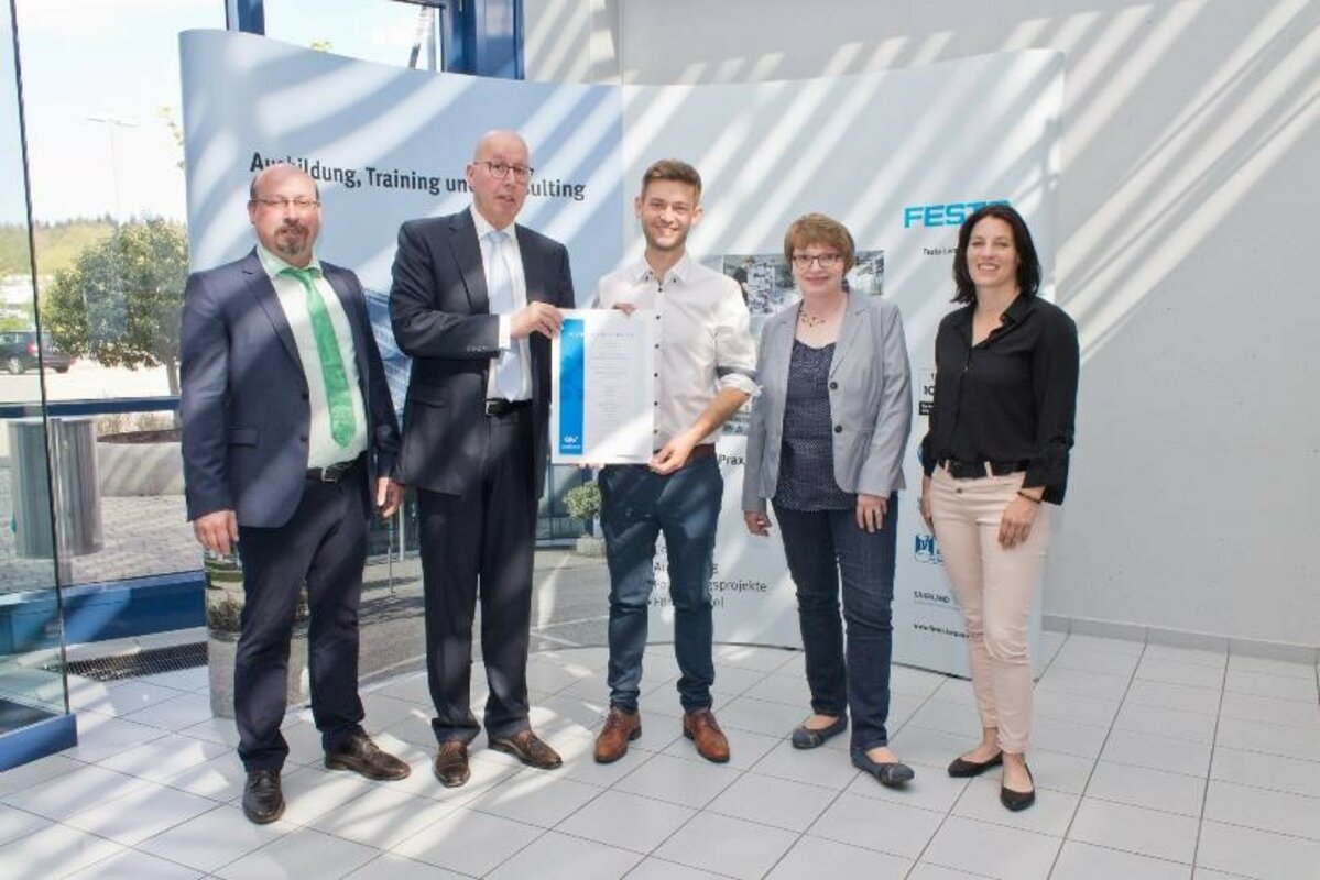 BBZ Sulzbach: Hohe Auszeichnung für Fabian Himbert, das Festo ...